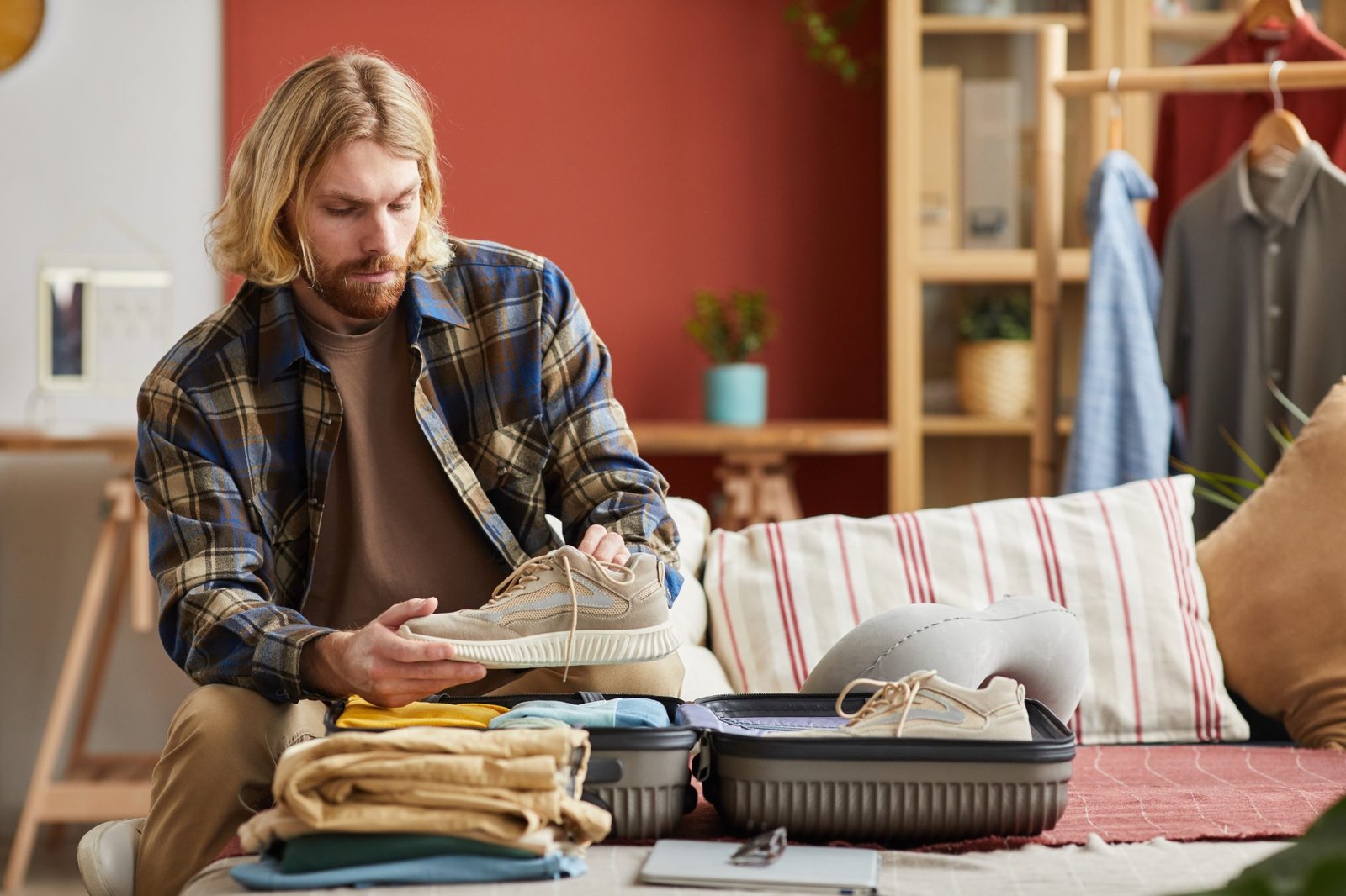 Minimalist Packing Tips For Men: How To Look Good On A Vacation